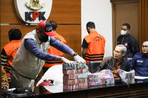 3 Kasus Korupsi Bupati Meranti: Diduga Terima Suap Rp 26 M hingga Nyuap BPK