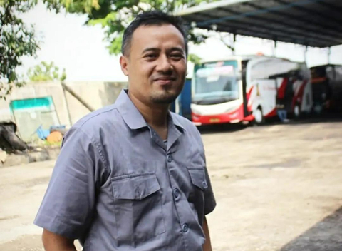 tunjuk.id - Potret Terbaru Aditya Warman, Pemeran Sayuti di Sitkom OB ...