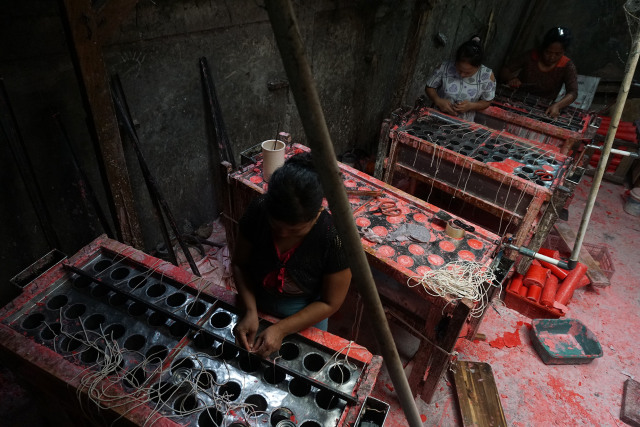 Menengok Produksi Lilin Jelang Imlek | kumparan.com Menengok Produksi Lilin Jelang Imlek | kumparan.com