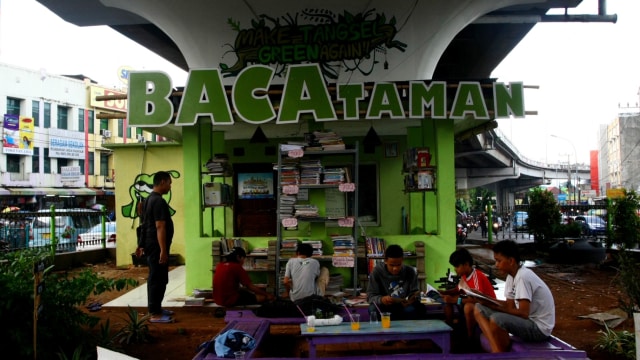 Futsal di Kolong Flyover Ciputat | kumparan.com