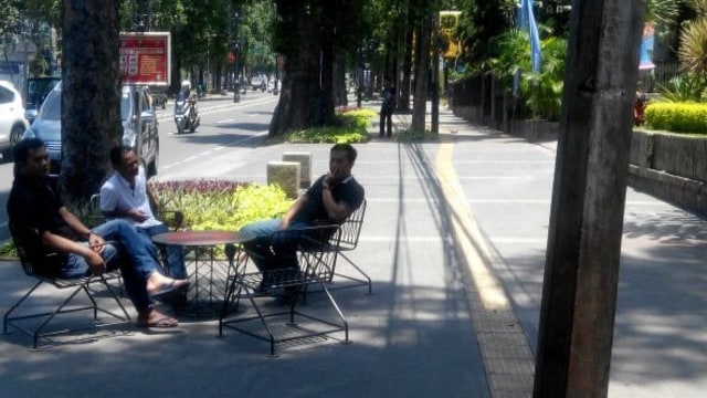 Foto : Bersantai di Jalan Dago | kumparan.com