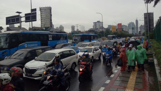 Arus Lalu Lintas di Depan Gedung DPR MPR Macet Total | kumparan.com