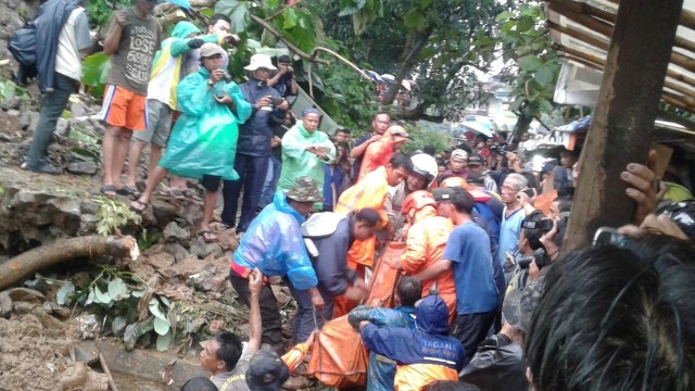 Korban Meninggal Akibat Banjir dan Longsor di Bogor Menjadi 3 Orang | kumparan.com