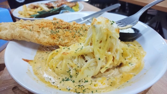 Murah, kenyang, enak dan happening. Apalagi kalo bukan, FISH STREAT ...