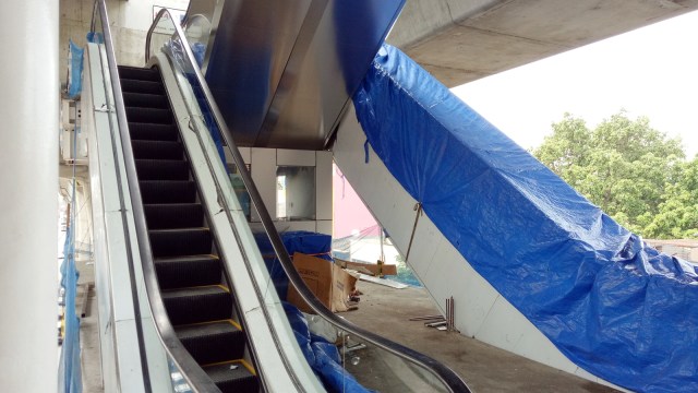 Melihat Eskalator Halte TransJakarta di Kebayoran Lama | kumparan.com