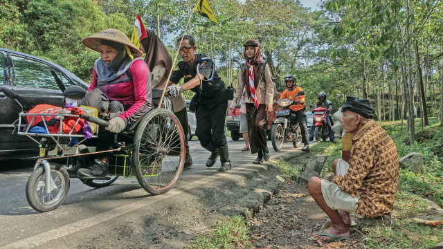 Shinta yang Kayuh Kursi Roda dari Yogya Bertemu Ahok di Balai Kota ...