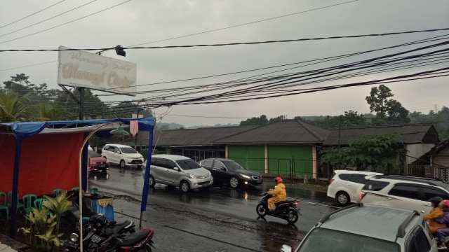 Lalu Lintas Arah Puncak Normal, Suasana Hujan | kumparan.com Lalu Lintas Arah Puncak Normal, Suasana Hujan | kumparan.com