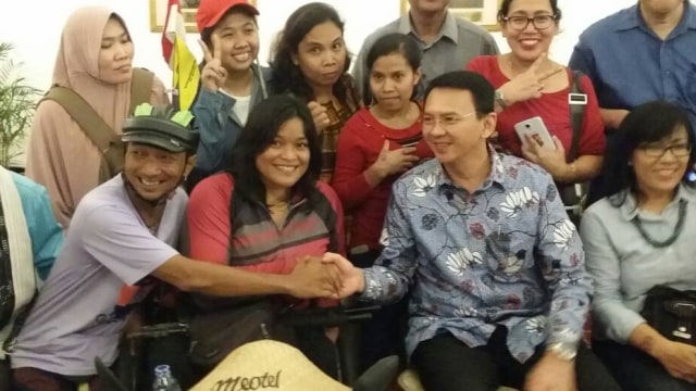 Shinta yang Kayuh Kursi Roda dari Yogya Bertemu Ahok di Balai Kota ...