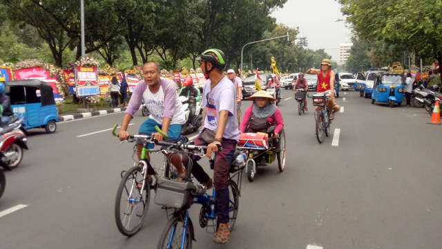 Shinta yang Kayuh Kursi Roda dari Yogya Bertemu Ahok di Balai Kota ...