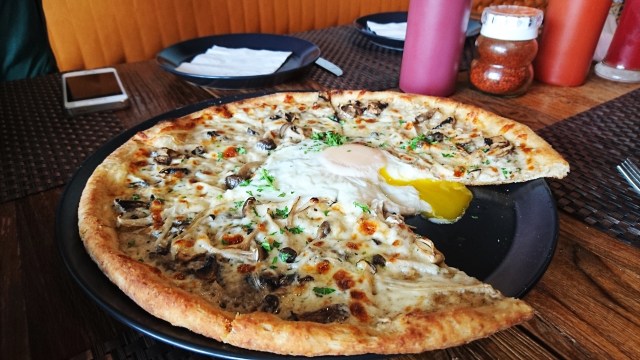 Menikmati Pizza dengan Telur Setengah Matang Ditengahnya, Yums ...