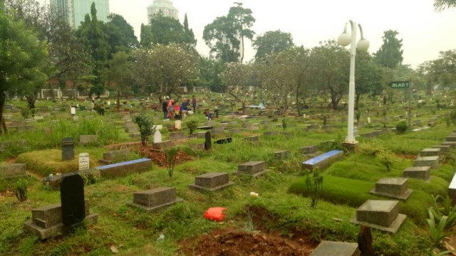 Tradisi Nyekar Jelang Ramadhan | kumparan.com