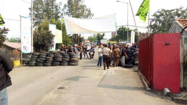 Penutupan Akses ke Lottemart oleh Ormas di Bekasi Masih Berlanjut ... Penutupan Akses ke Lottemart oleh Ormas di Bekasi Masih Berlanjut ...
