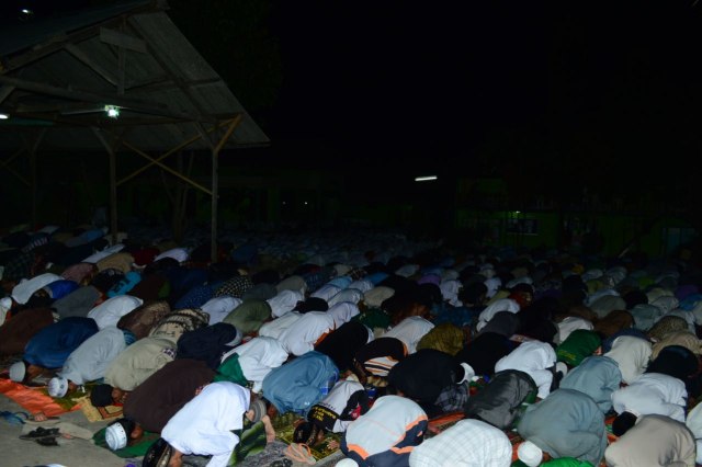 Sholat Malam di Ponpes Ngalah, Berburu Berkah Lailatul Qadar | kumparan.com Sholat Malam di Ponpes Ngalah, Berburu Berkah Lailatul Qadar | kumparan.com