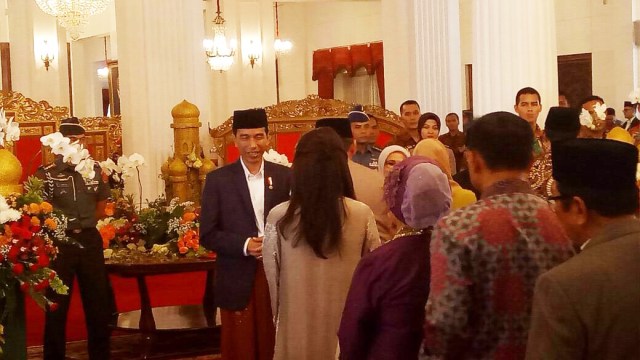 Idul Fitri Identik dengan Salam-salaman, tapi Tahun Ini di Rumah Saja ...