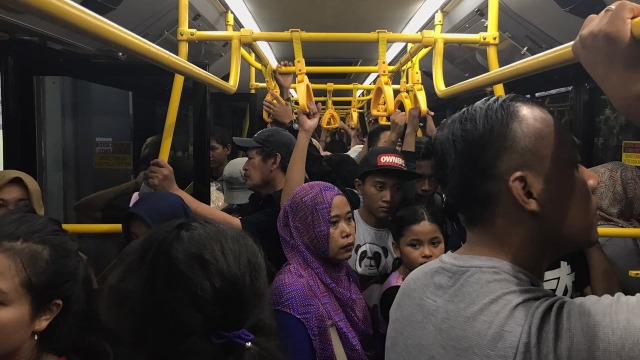 Bus TransJakarta dari Ragunan Penuh Sesak | kumparan.com