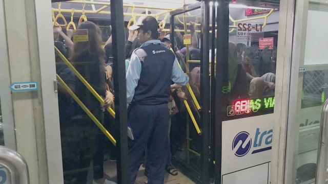 Bus TransJakarta dari Ragunan Penuh Sesak | kumparan.com