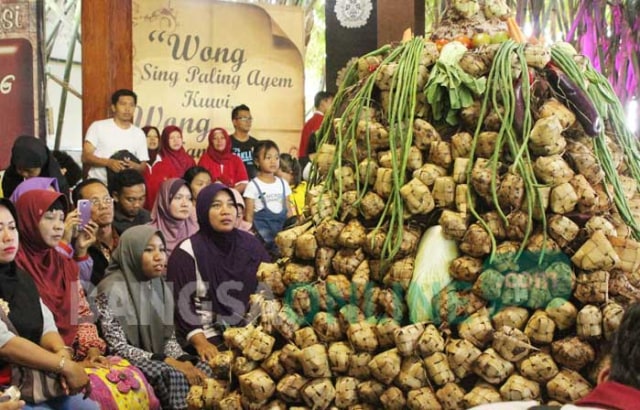 Kirab Tumpeng Ketupat Cokelat untuk Rayakan Kupatan di Kampung Coklat, Blitar | kumparan.com