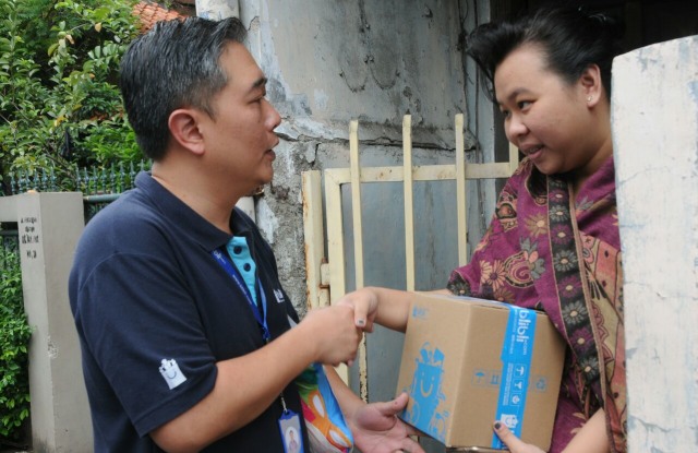CEO Blibli Turun Langsung Kemas dan Kirim Barang ke Pembeli | kumparan.com