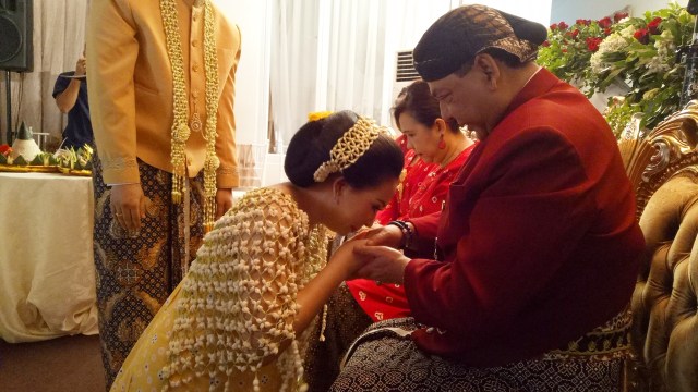 Suami Orang Malaysia, Poppy Putri Gelar 7 Bulanan Dengan Adat Jawa ...