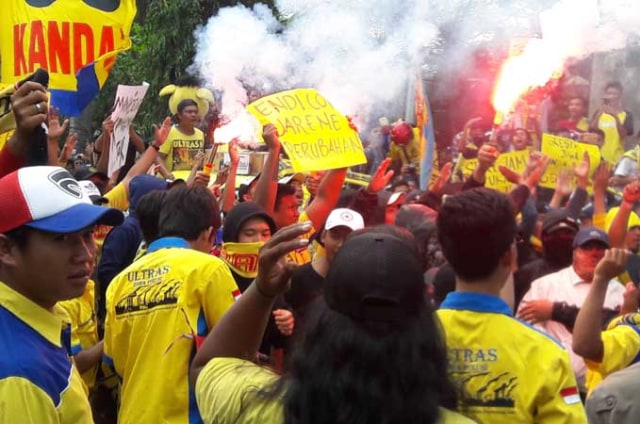Persegres Terancam Degradasi, Ribuan Ultras Mania Demo Kantor Bupati ... Persegres Terancam Degradasi, Ribuan Ultras Mania Demo Kantor Bupati ...