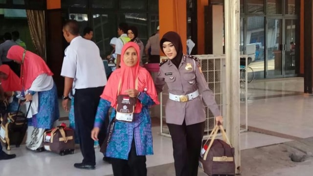 Enam polwan berjilbab bantu jemaah haji embarkasi Jakarta-Bekasi ...