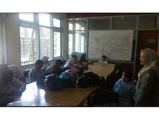 Asyik Nongkrong di Warung Saat Jam Belajar, 14 Pelajar SMA Kena Ciduk Sat Pol PP | kumparan.com