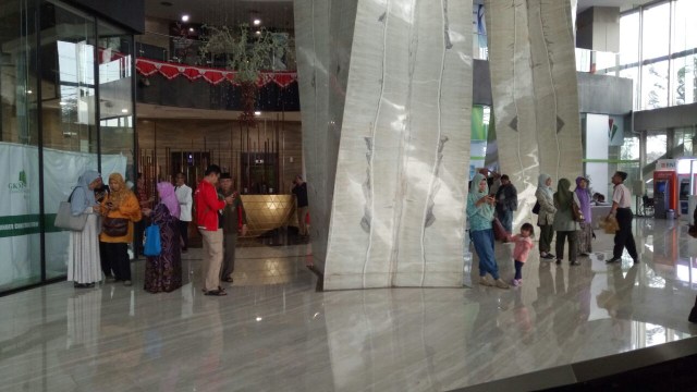 Calon Jemaah Umrah Menanti Kepastian di Lobi Kantor First Travel ...