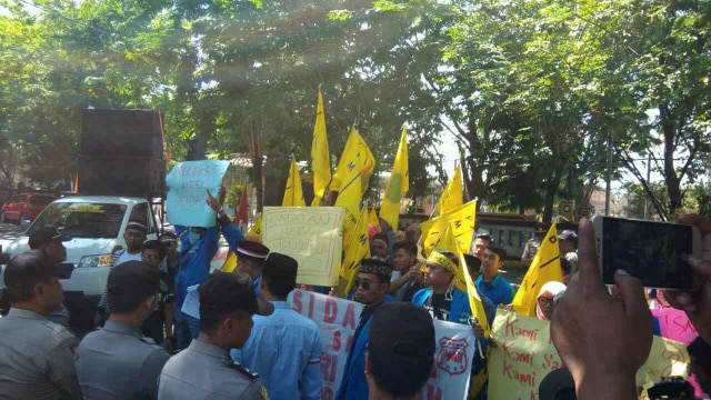 Mahasiswa Sampang Demo Tolak FDS | kumparan.com Mahasiswa Sampang Demo Tolak FDS | kumparan.com
