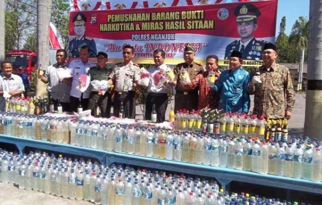 Ribuan Botol Miras dan Narkoba Hasil Sitaan Polres Nganjuk Dimusnahkan | kumparan.com