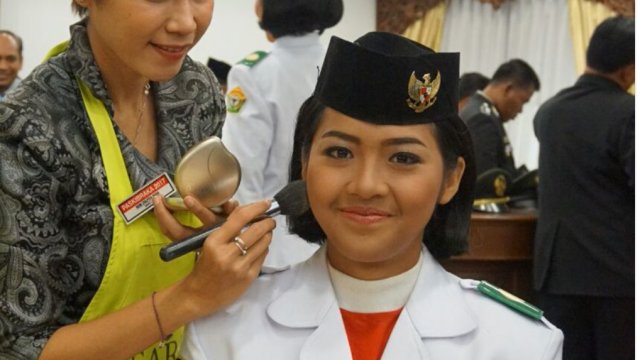 Fariza Putri dan Ruth Cheline, Pembawa Baki Paskibraka | kumparan.com