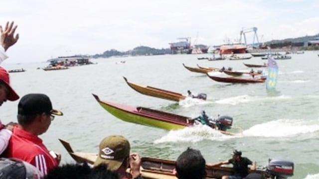 Seorang Pria Tenggelam Usai Balap Perahu Motor | kumparan.com