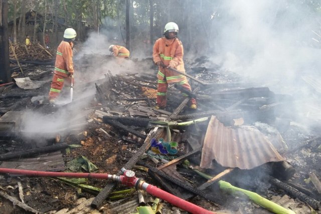 Kebakaran Hanguskan Penggergajian Kayu di Baureno, Kerugian Capai Rp 150 Juta | kumparan.com