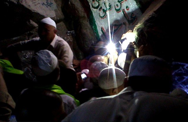 Ratusan Jemaah Indonesia Mendaki Jabal Nur, Berziarah ke Gua Hira ... Ratusan Jemaah Indonesia Mendaki Jabal Nur, Berziarah ke Gua Hira ...