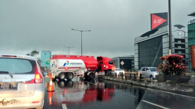 Jalan Licin karena Hujan Deras, Truk Tangki Pertamina Tabrak Barrier | kumparan.com