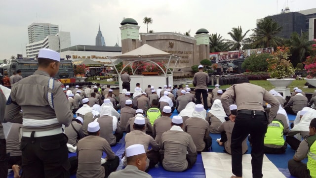 Massa Aksi 299 Dan Polisi Salat Jumat Berjemaah Dibatasi Kawat Berduri