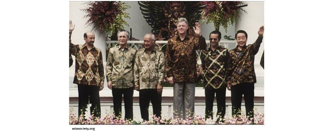 Begini jadinya kalau Bule Pakai Batik | kumparan.com
