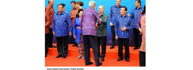 Begini jadinya kalau Bule Pakai Batik | kumparan.com