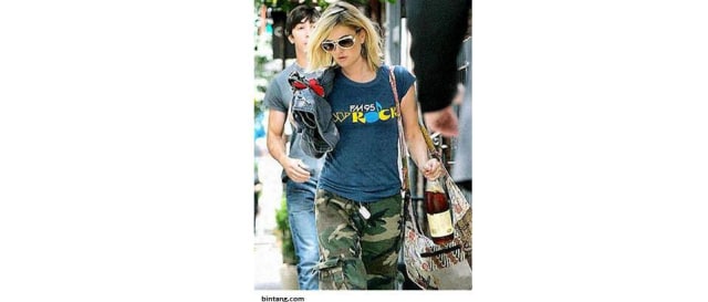 Begini jadinya kalau Bule Pakai Batik | kumparan.com