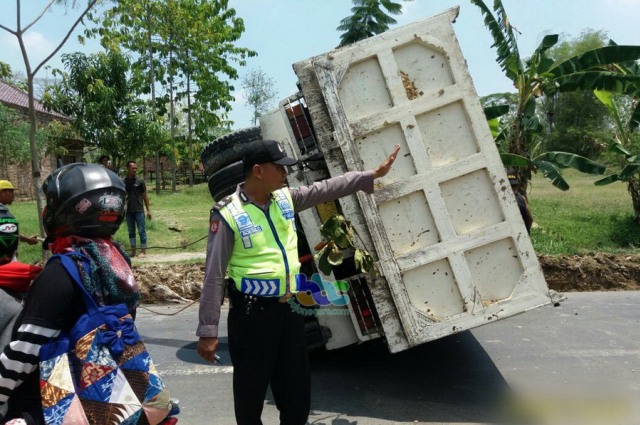Hindari Motor, Dump Truk Terguling | kumparan.com
