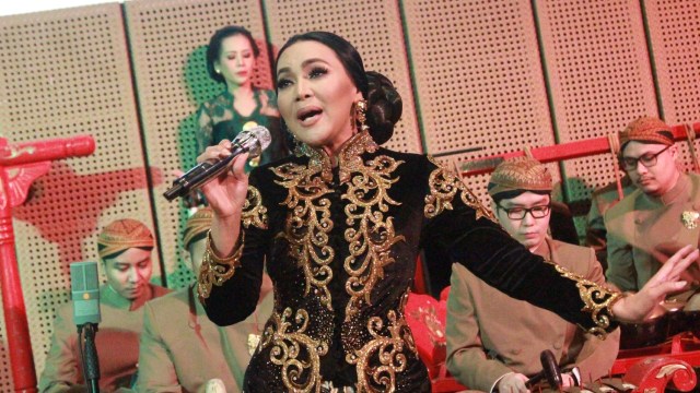 Dewi Gita Tak Masalah Lebih Dikenal Sebagai Sinden | kumparan.com