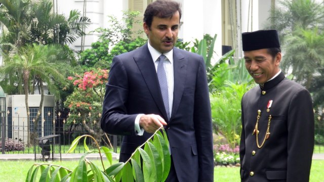 Berpakaian Adat Betawi, Jokowi Sambut Kedatangan Emir Qatar | kumparan.com