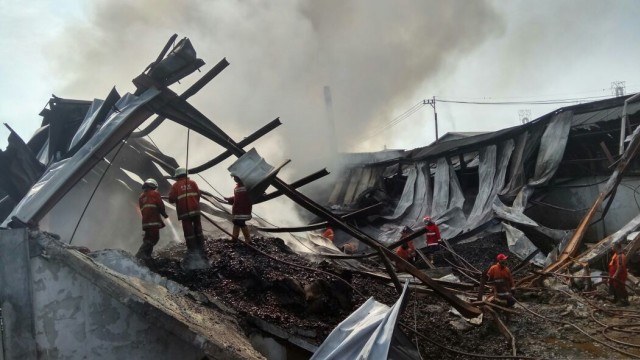 Api Masih Terlihat di Gudang Kebakaran Pabrik Pengolahan Kopra | kumparan.com
