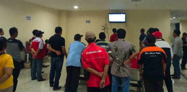 Penumpang Sepi ,Porter dan Karyawan Bus Terminal Pulogebang Nonton ...