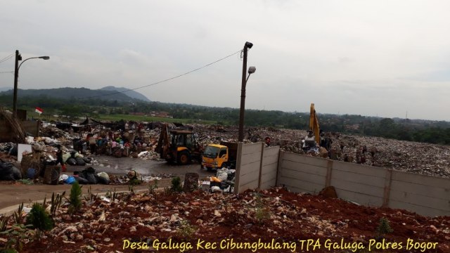 Antre Truk Sampah di TPA Galuga Bogor karena Alat Berat Rusak ...