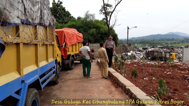 Antre Truk Sampah di TPA Galuga Bogor karena Alat Berat Rusak ...