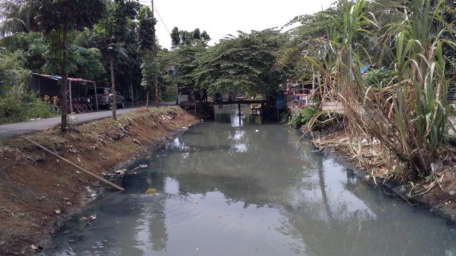 Di Bantaran Sungai Jakarta | kumparan.com
