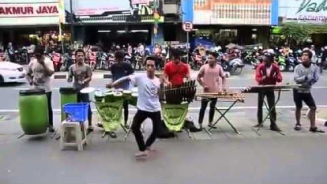 Pengamen Jalanan Jogja Kreatif Banget ya... | kumparan.com