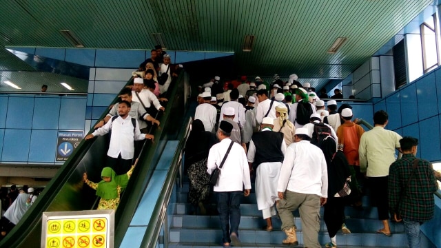 Padat Penumpang Reuni 212 di Stasiun Juanda | kumparan.com