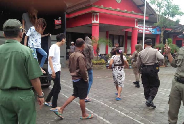 Razia Kos-Kosan, Satpol PP Kota Blitar Ciduk Delapan Pasangan Mesum | kumparan.com