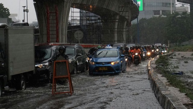 Waspada Rem Mobil Lengket Usai Terobos Banjir, Begini Pencegahannya | kumparan.com